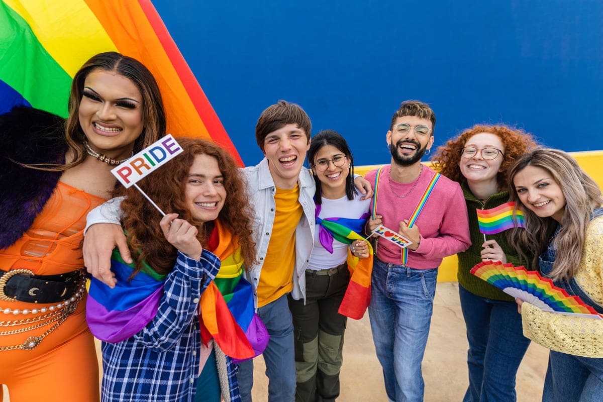 Movimento LGBT: storia, simbologia e significato della bandiera
