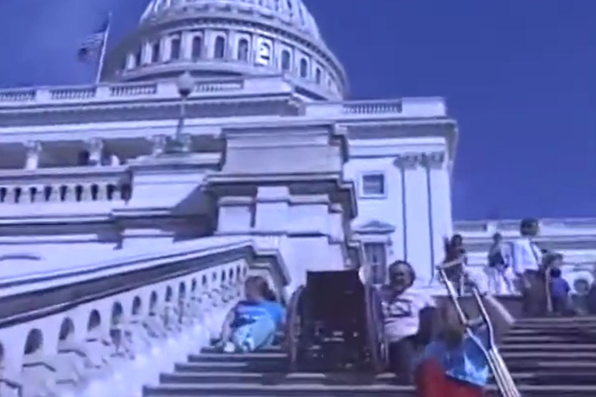 Luglio è il Disability Pride Month: storia del Capitol Crawl